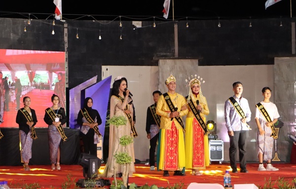 Hamdan Zoelfa dan Reyvianda Dinobatkan sebagai Putra-Putri Duta Wisata Benuo Taka 2024 - Pranala.co