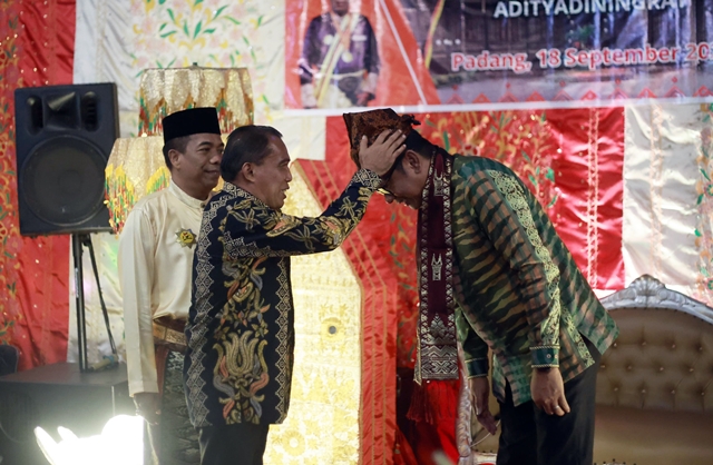 Wali Kota Bontang Basri Rase Terima Pin dan Topi Adat Minang, Dukung ...