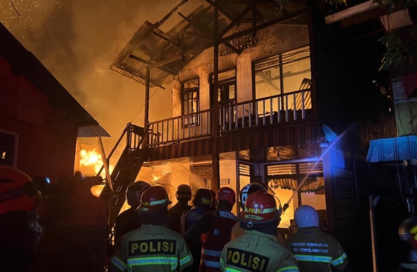 Kebakaran Hebat Landa Pemukiman Jalan Durian Balikpapan, 13 KK Terdampak - Pranala.co