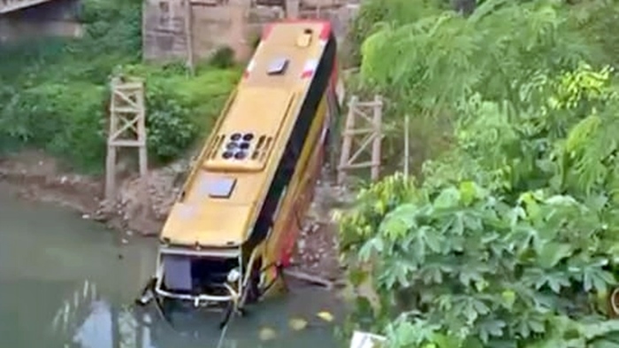 BREAKING: Bus Rute Banjarmasin–Samarinda Terjun ke Sungai Busui ...